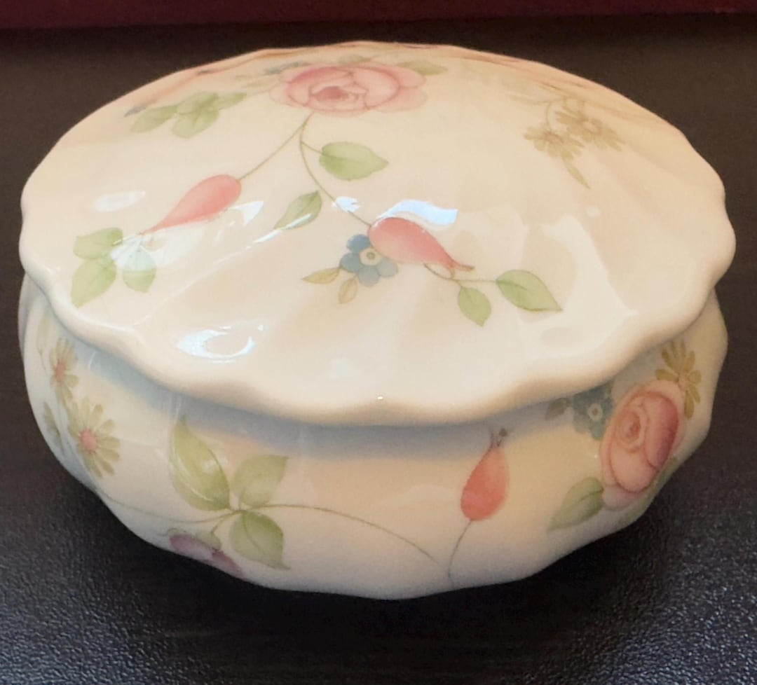 Lovely Vintage Bone China Wedgwood Rosehip Design, Round Swirled, Hand ...