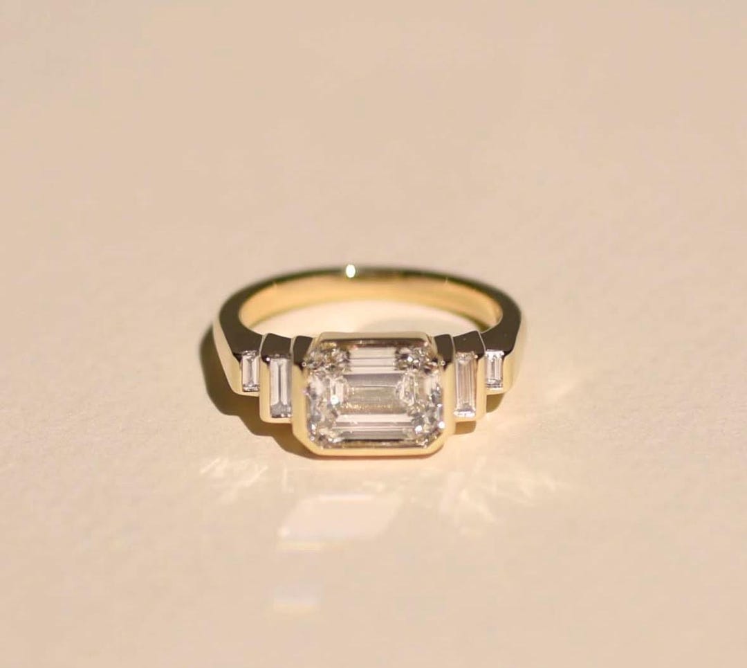 Anillo de promesa de cinco piedras con moissanita talla esmeralda ...