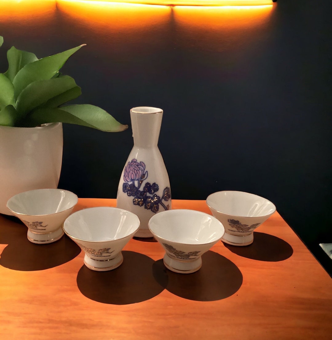 KIKU MASAMUNE Sake Carafe With 4 Cups Set - Etsy
