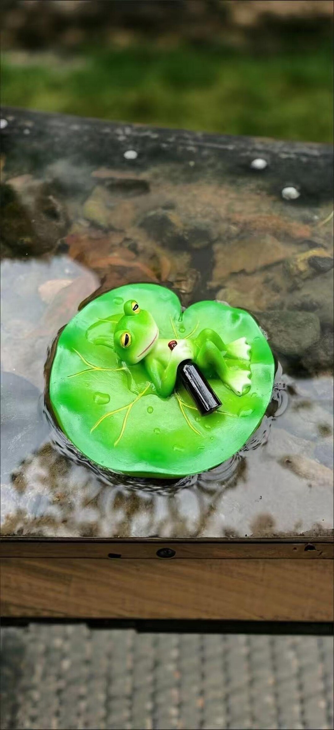 Floating Frog on Lily Pad Statue, Funny Drinking Frog Pond Decor ...