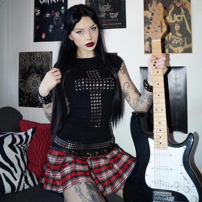 Camiseta gótica con cruz tachonada, estilo punk rock Y2K, estética ...