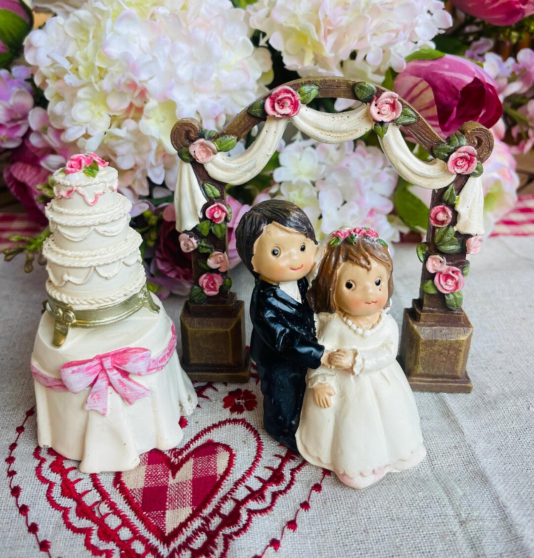 Miniature Bride & Groom Figurines With Wedding Arbor and Cake – Fairy ...