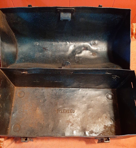 Vintage rusty crusty blue lunch box Circa 40's or 50'… - Gem