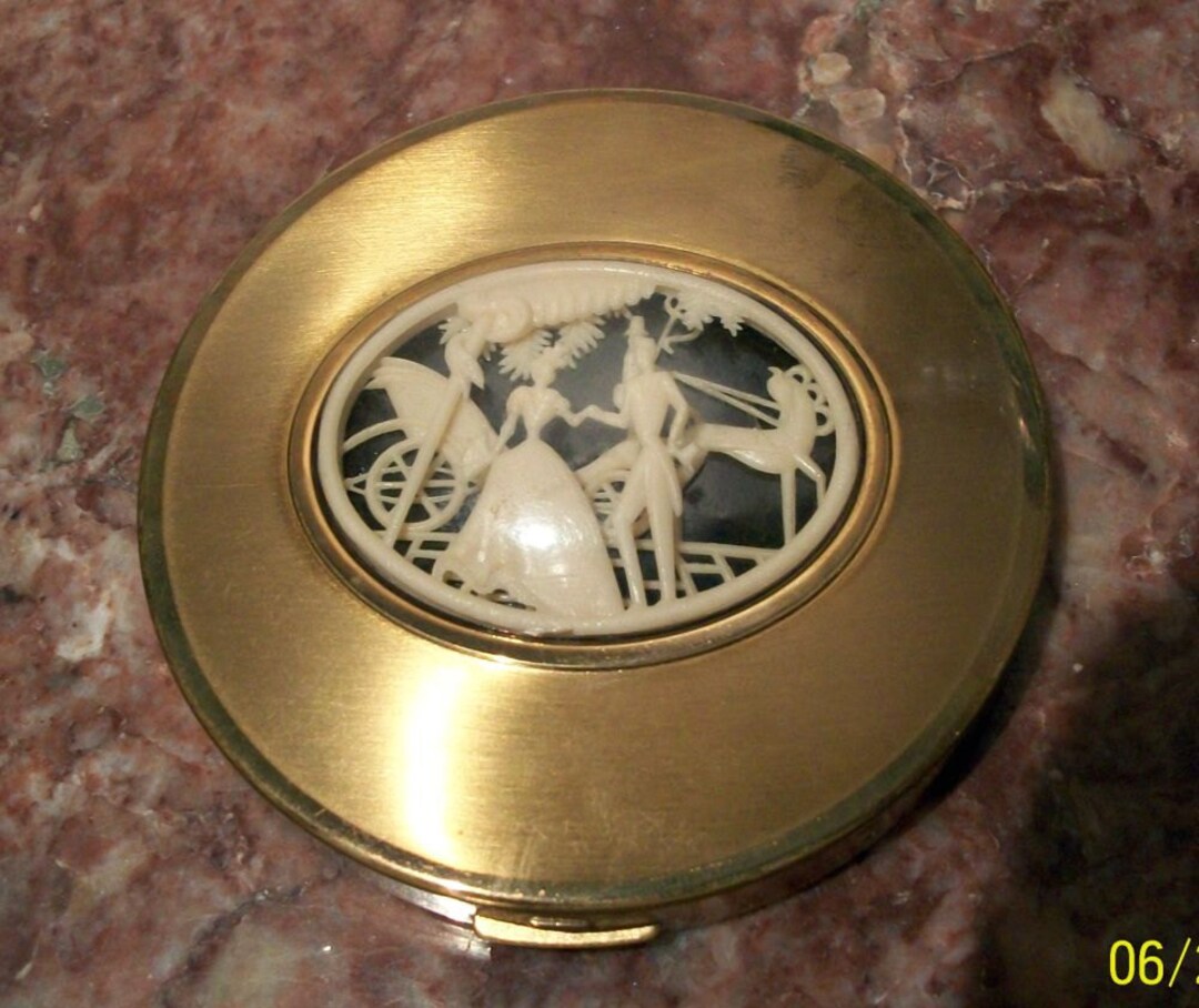 Vintage Daniel Compact / 3 Dimensional Ivorene Cinderella - Etsy