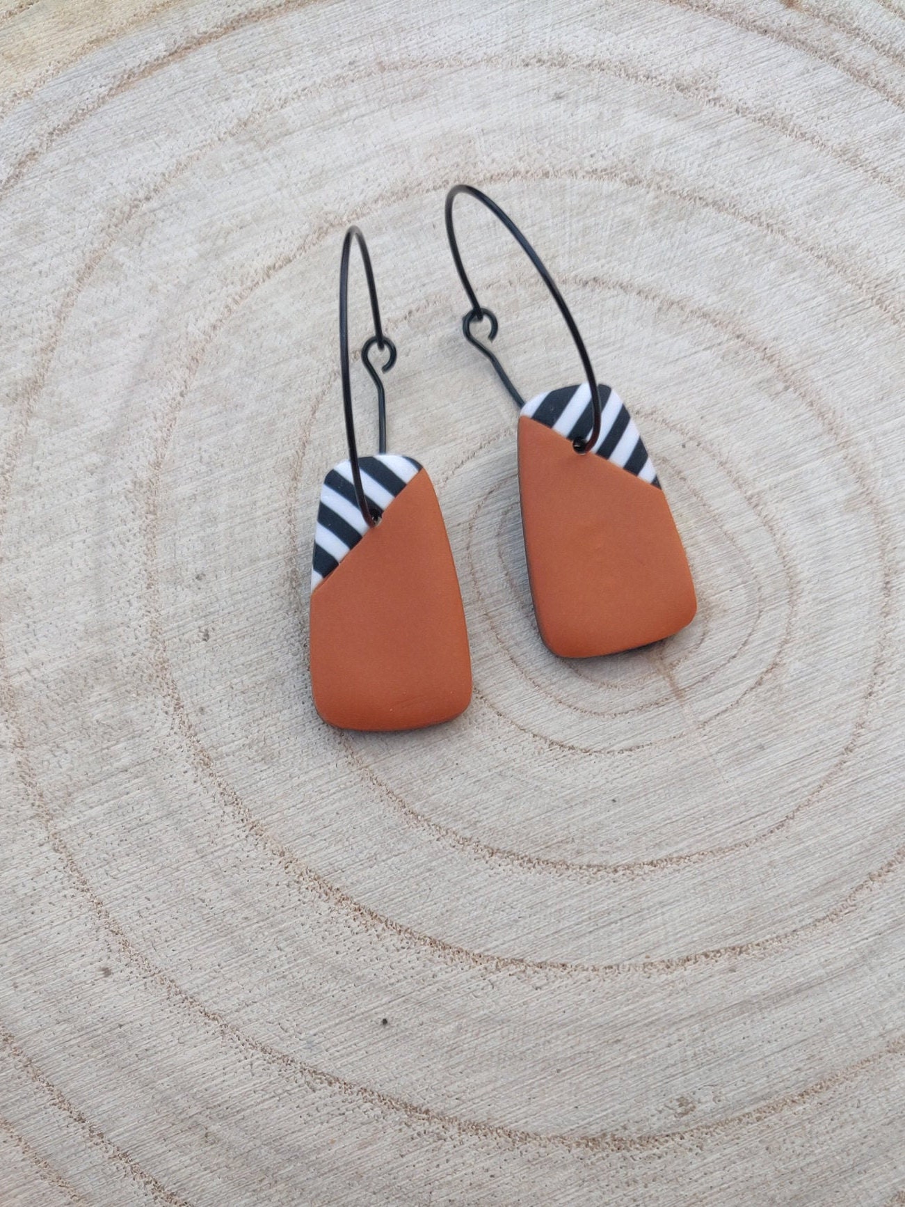 Zebra corner earrings, cognac orange on black hoop - Etsy.de
