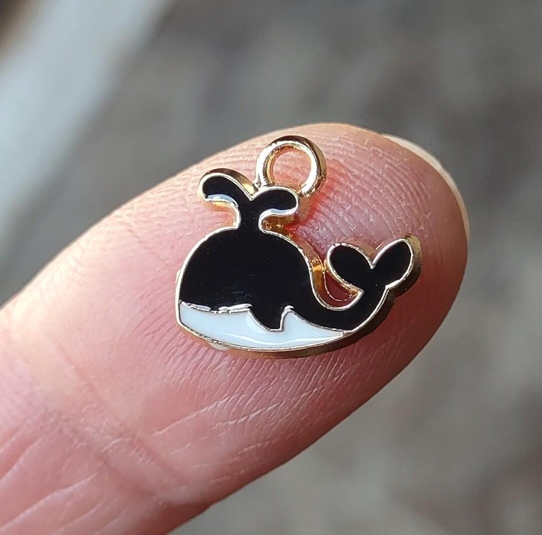 10 Black and White Whale Charms - C2749 - Etsy