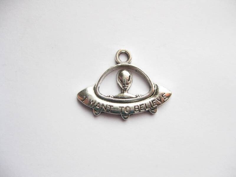 5 Alien UFO Charms in Silver Tone C2051 - Etsy
