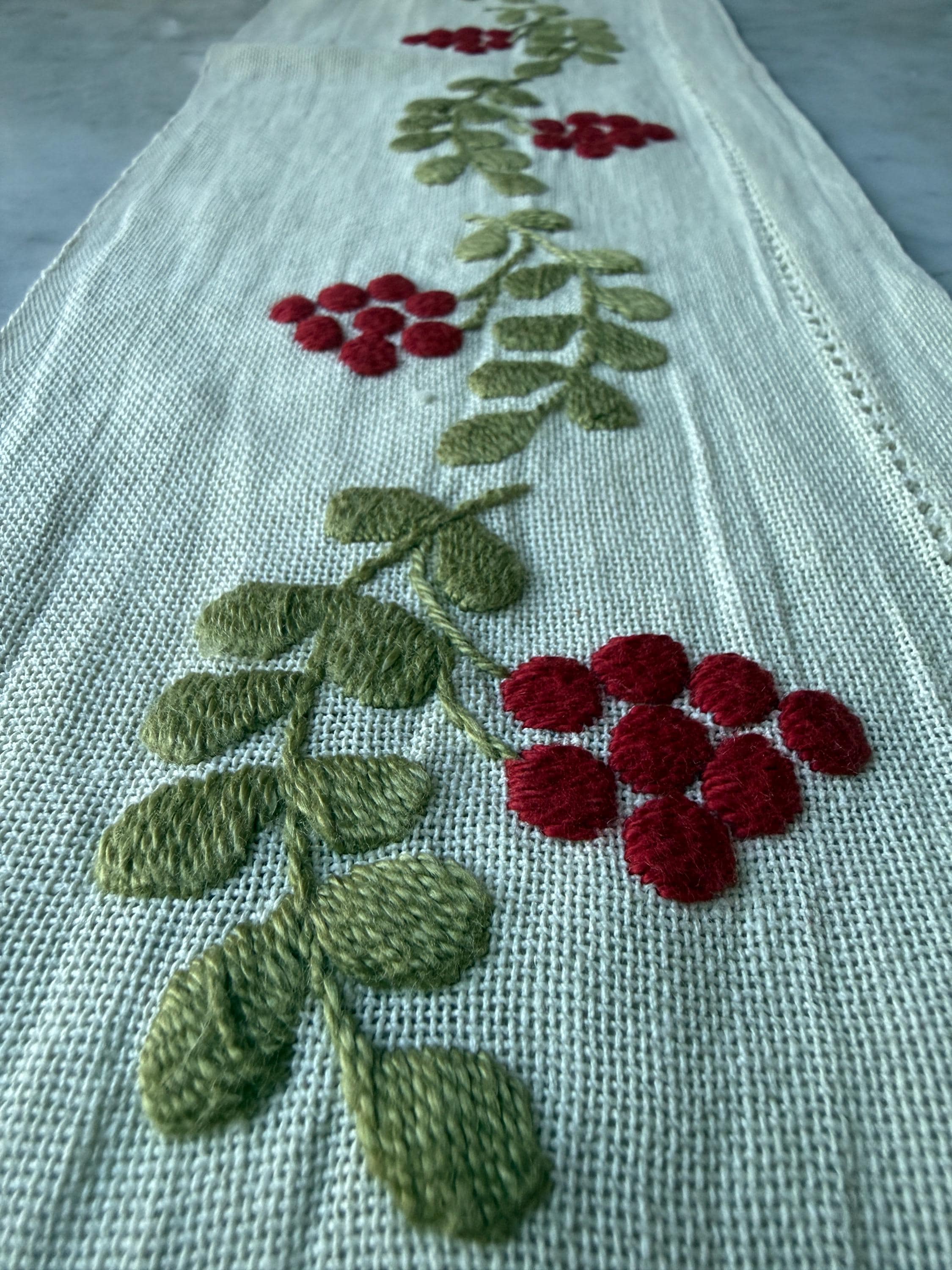 Set of 4 Vintage 1940s Hand-embroidered Linen Panels: Red Berry Vine ...