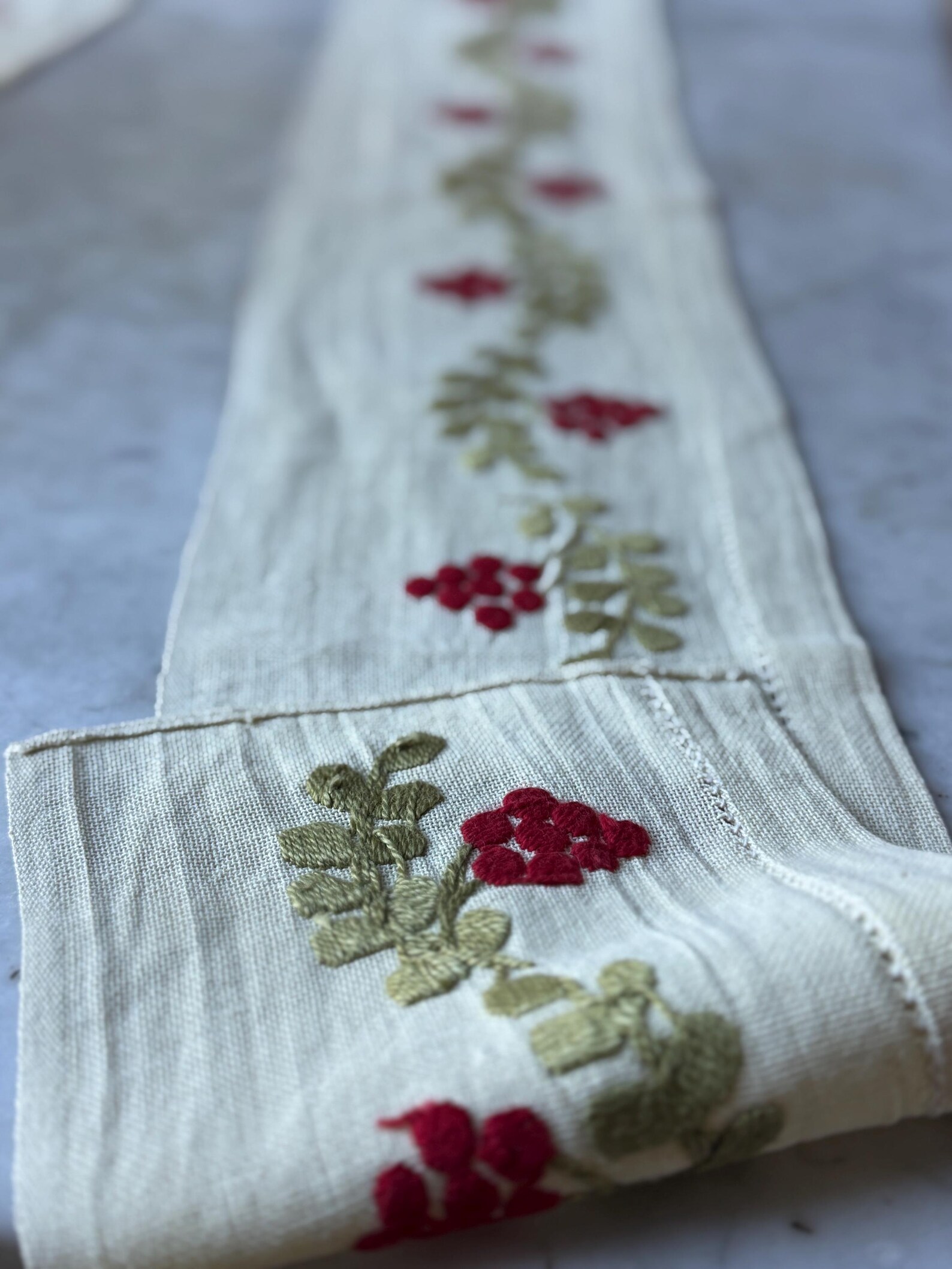 Set of 4 Vintage 1940s Hand-embroidered Linen Panels: Red Berry Vine ...