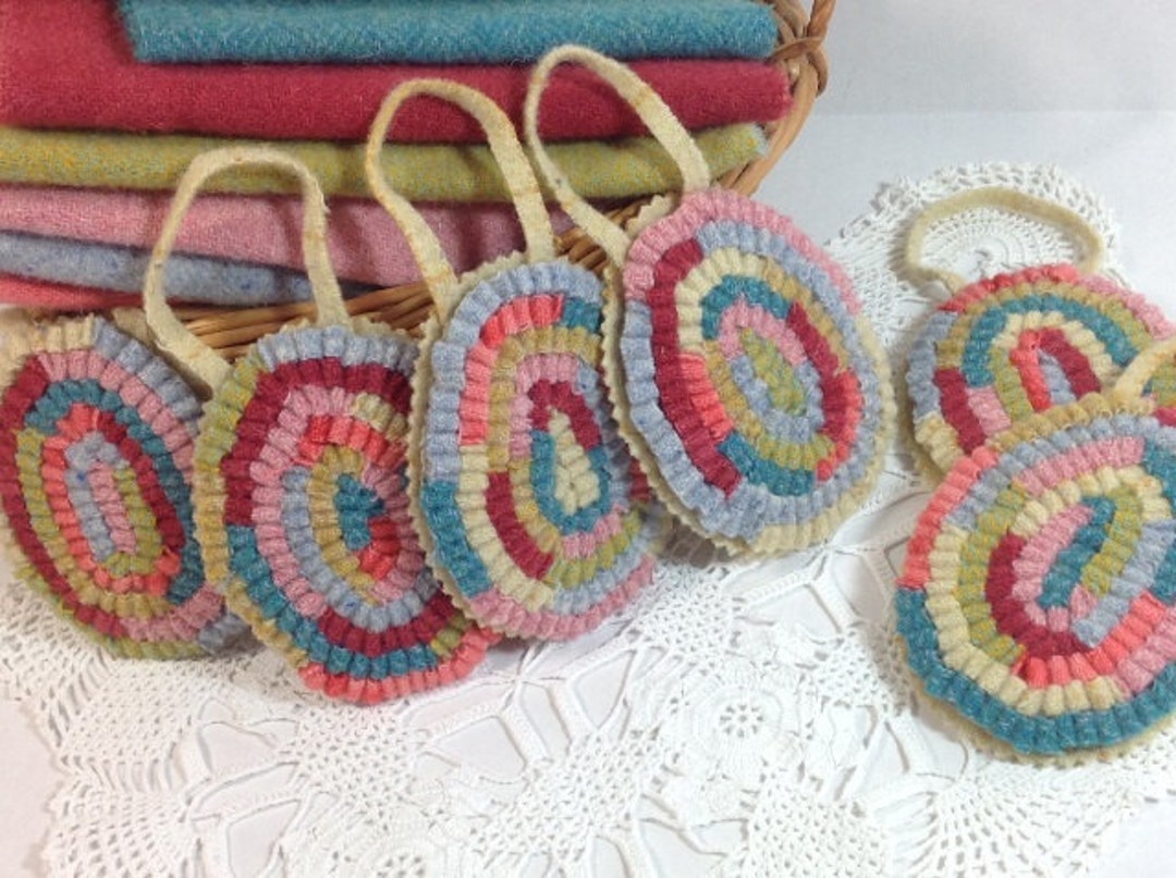 One Easter Egg Rug Hooked Ornament, Primitive Rug Hooking, Pastel Hit ...