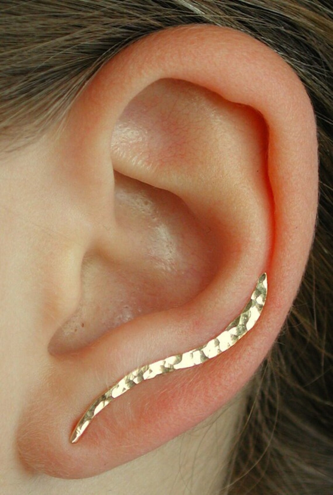 Crochet d'oreille martelé • Argent sterling, or rempli • Un seul ...