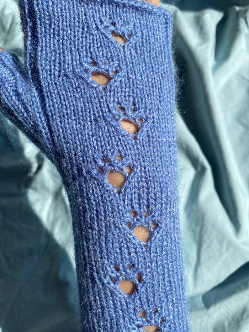 Paw Prints in Snow - Knitting Pattern for Lace Fingerless Gloves ...