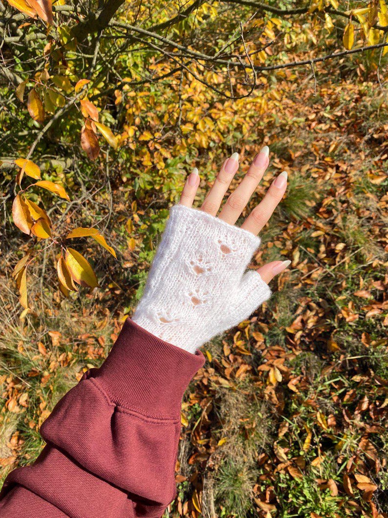 Paw Prints in Snow - Knitting Pattern for Lace Fingerless Gloves ...
