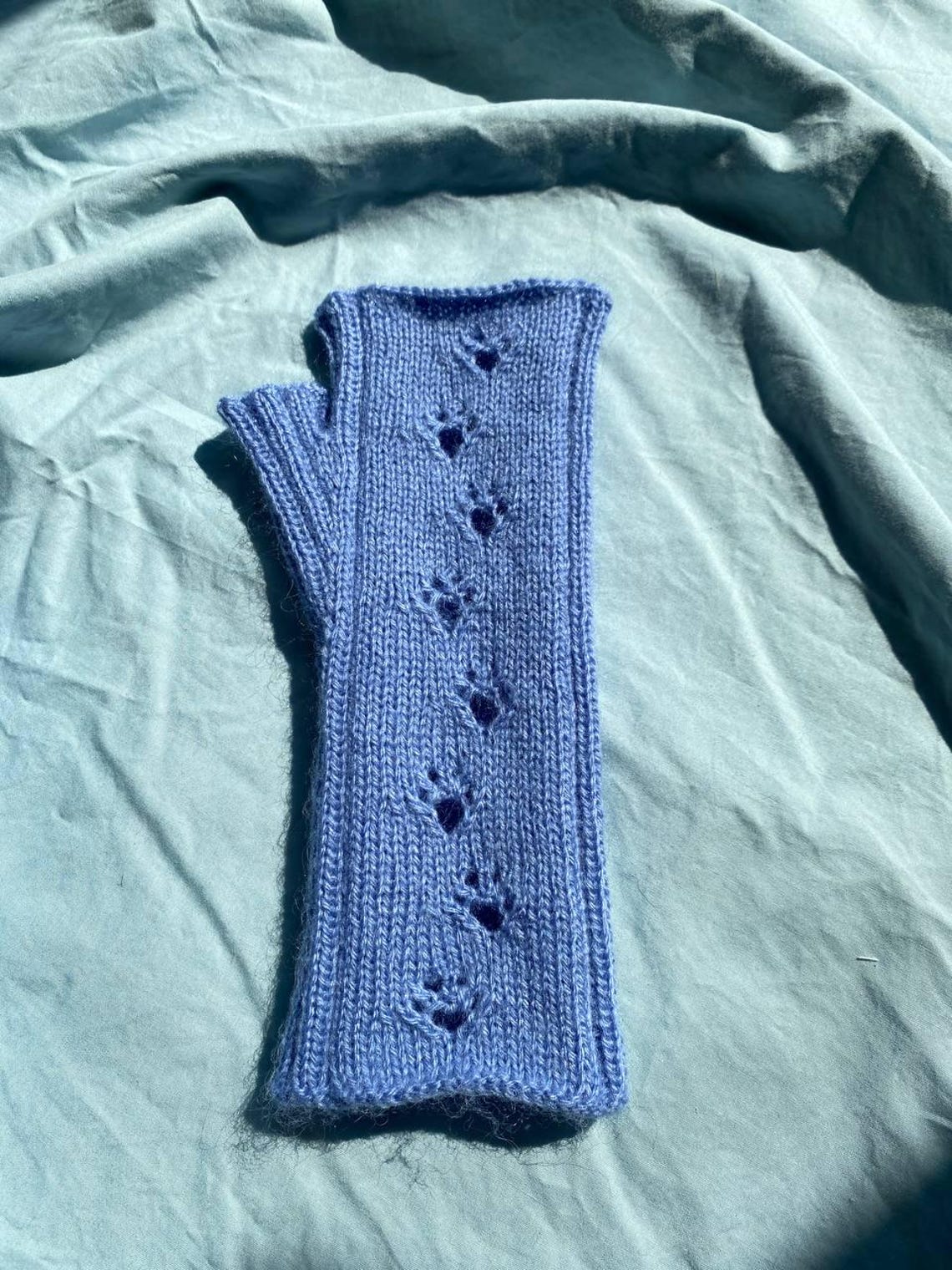 Paw Prints in Snow - Knitting Pattern for Lace Fingerless Gloves ...