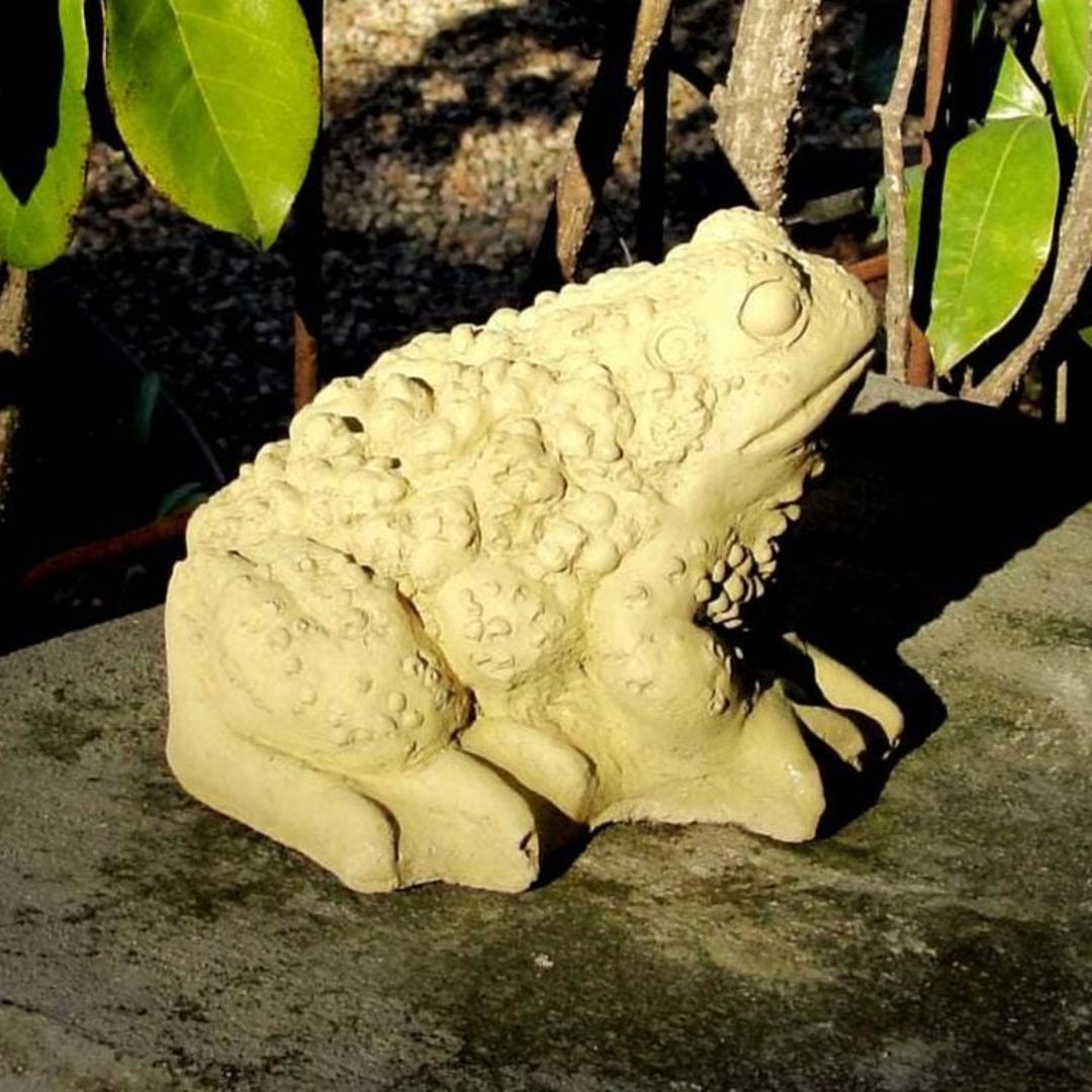 VINTAGE WARTY TOAD: Solid Stone Frog Statue. Garden Decor, Outdoor Safe ...
