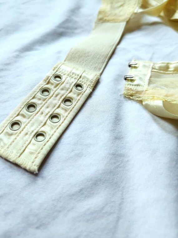 1950s Vintage Bullet Bra: 36B Yellow Lace Hollywood V… - Gem