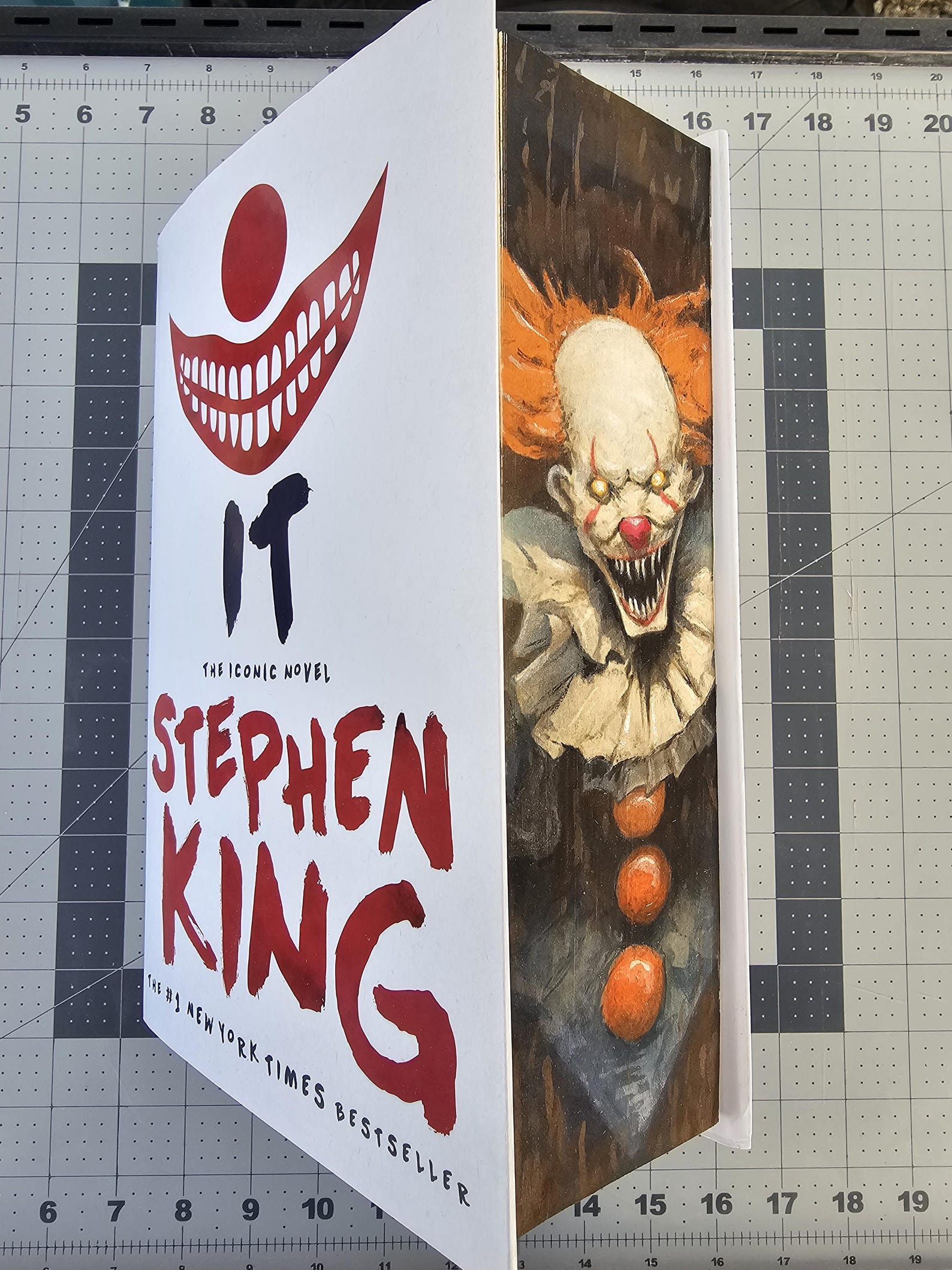 Stephen King's "it" Hand Painted Fore-edge Featuring Pennywise (MADE TO ...
