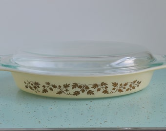 Vintage Pyrex Mid Century 2 1/2qt. Pyrex Golden Acorn Oval Covered ...
