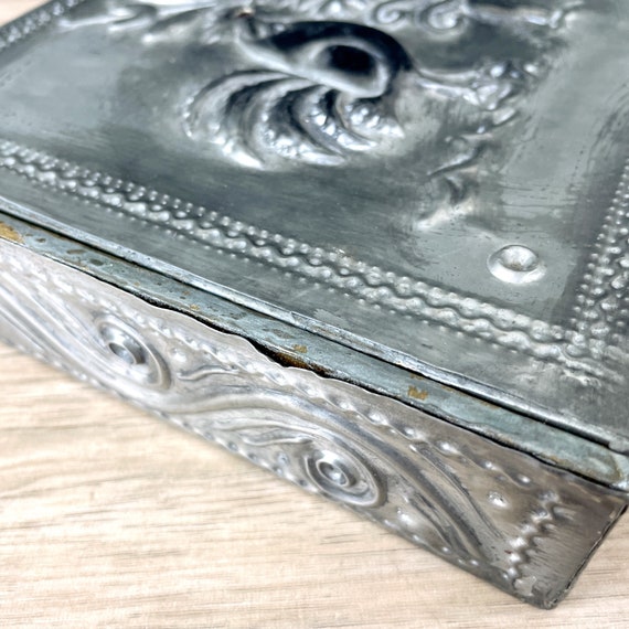 Folk art embossed tin box with roosters -1960s vintage - Gem