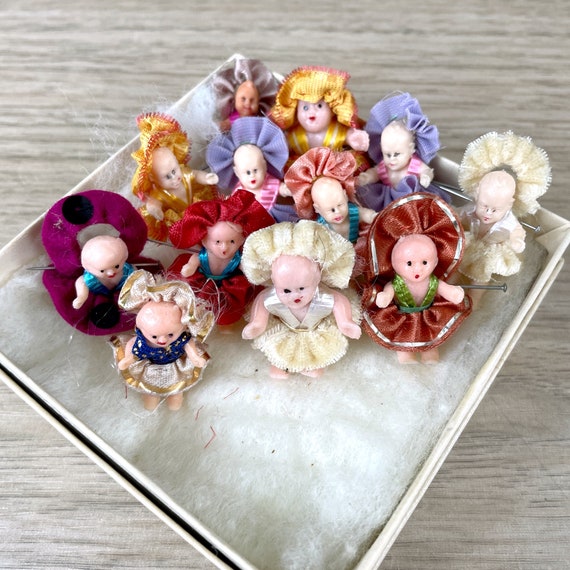 Tiny baby pins - a dozen - 1940s vintage - Gem