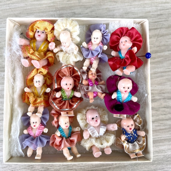Tiny baby pins - a dozen - 1940s vintage - Gem