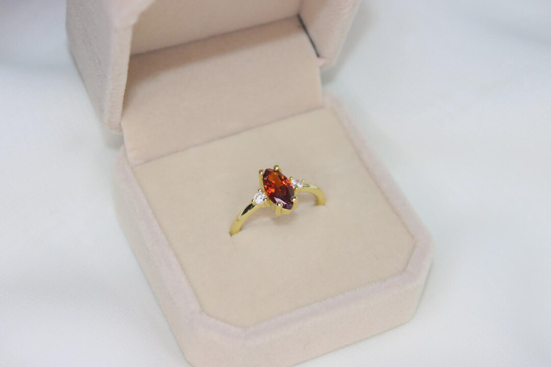 18k Gold Garnet Birth Stone Ring - Etsy Canada