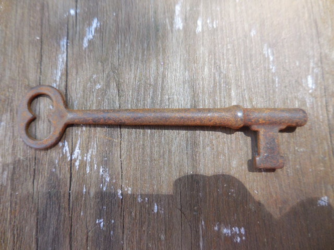 Vintage Solid Skeleton Key Long Rusty Metal Repurpose/reuse/recycle ...