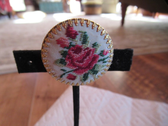 Vintage 1950s to 1970s Gold Tone Hand Embroidered Pin… - Gem