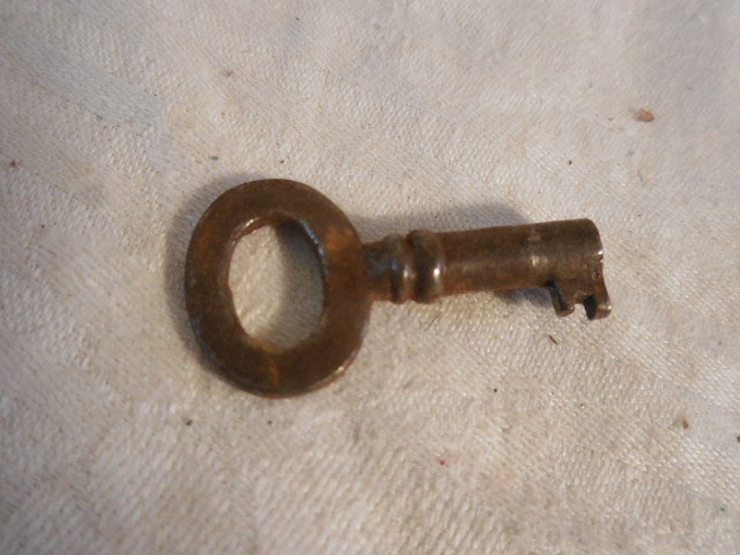 Antique Rusty Skeleton Key Small Brown Metal Retro Jewelry Making ...