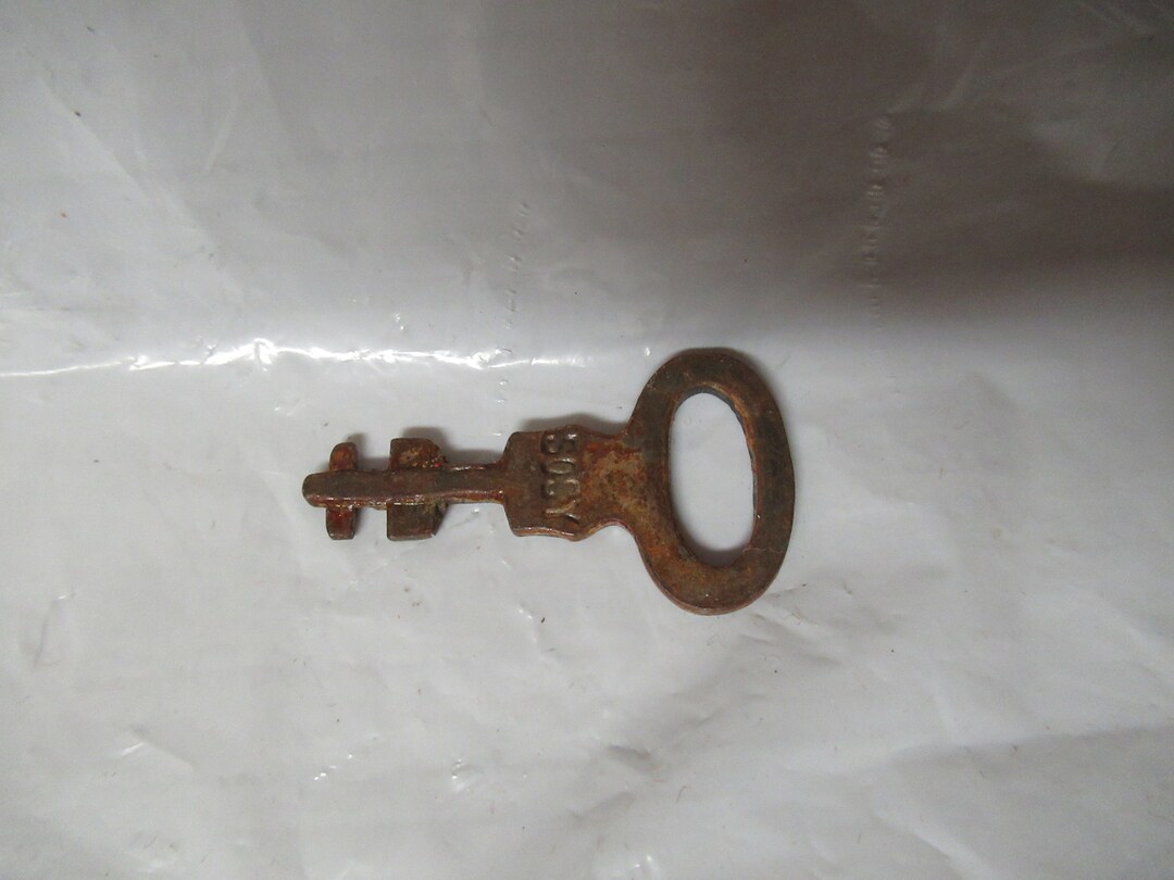 Vintage Rusty Sosy Luggage Briefcase Train Case Key Tiny Key Small ...