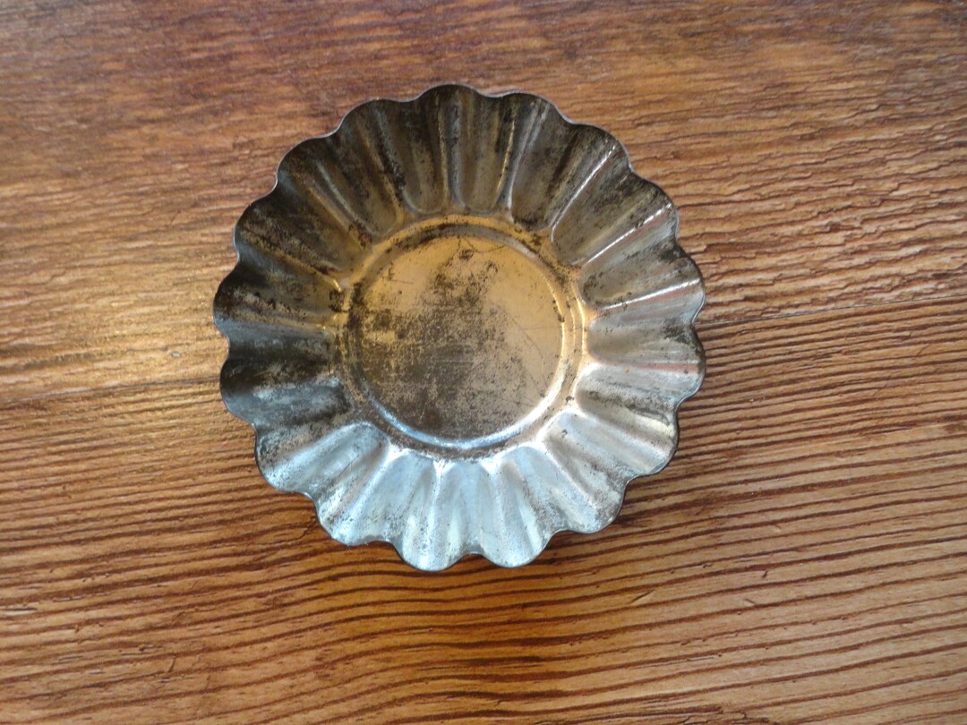 Vintage Small Round Tart Tin Scalloped Edges Kitchen 1940s to 1960s ...