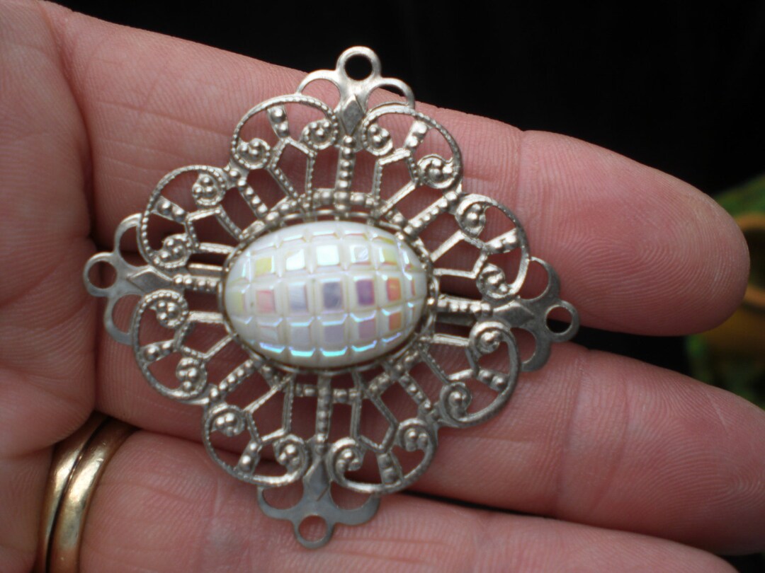 Vintage Broche en verre blanc irisé pour femme en filigrane en ...