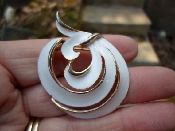 Vintage White Enamel & Gold Tone Pin Abstract Swirl B… - Gem