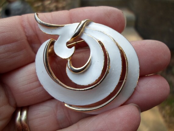Vintage White Enamel & Gold Tone Pin Abstract Swirl B… - Gem