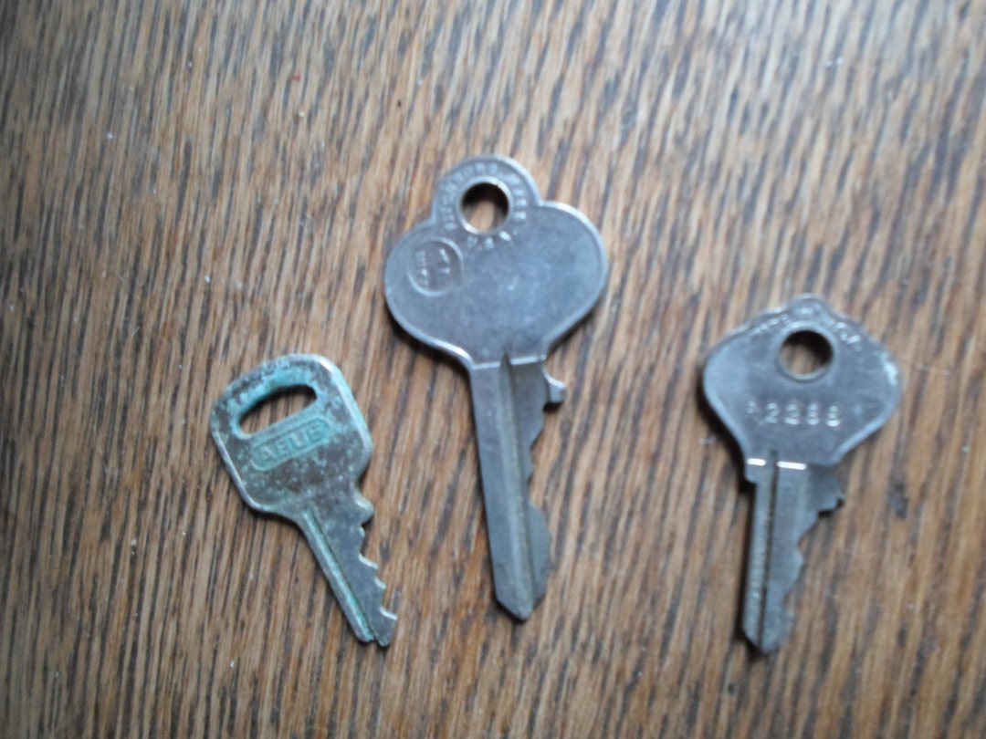 Vintage Keys Three for Repurposing Jewelry Making Crafting Supplies ...