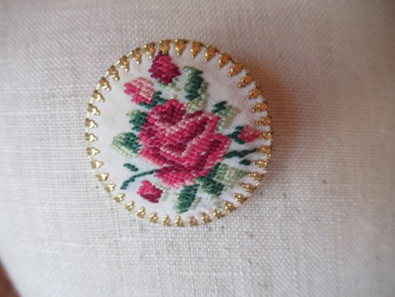 Vintage 1950s to 1970s Gold Tone Hand Embroidered Pin… - Gem