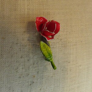Vintage Women's Red Enamel Rose Bud Pin Tiny Brooch Light Green Flower ...