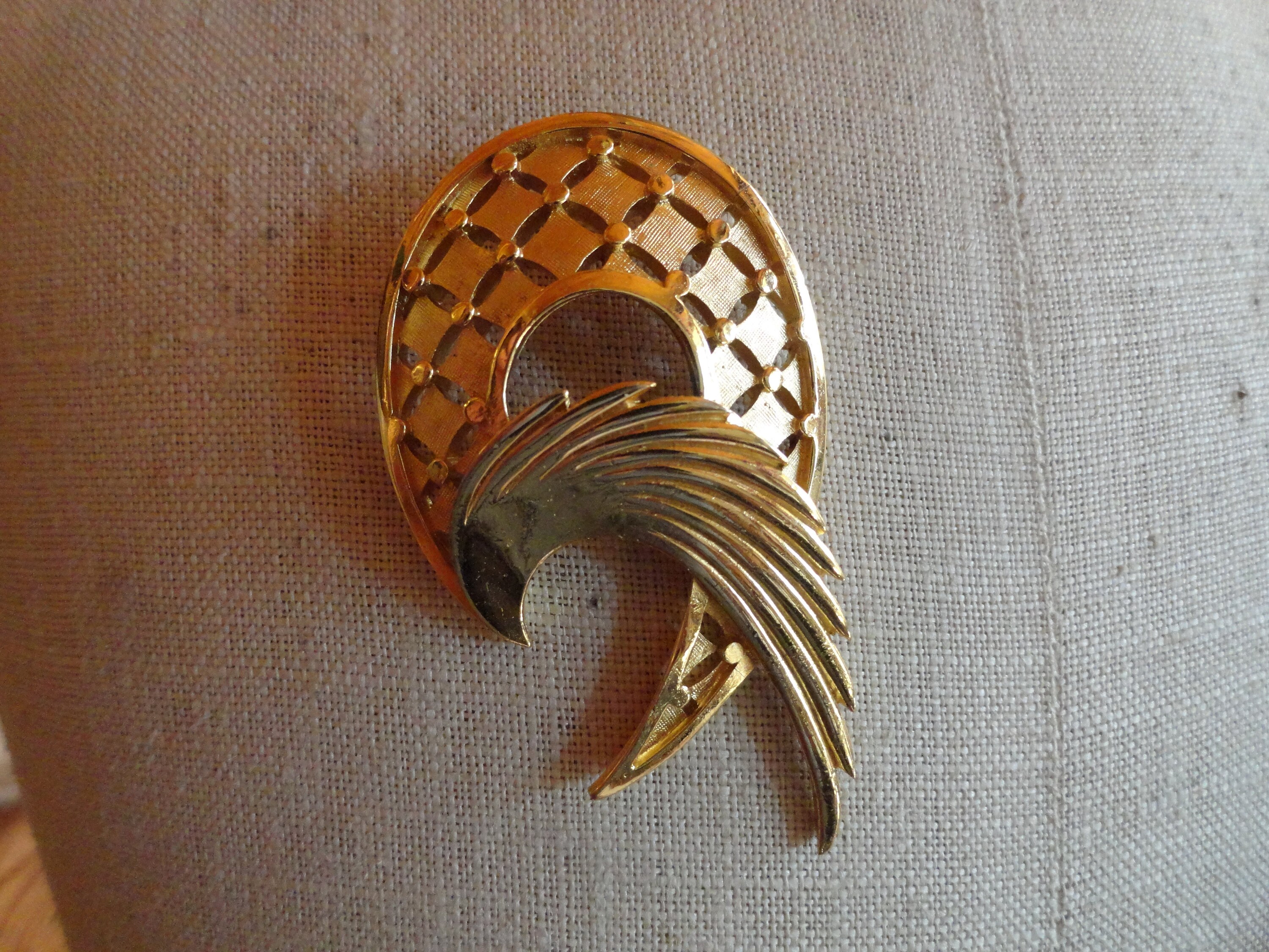 Vintage Trifari Abstract Design Pin Gold Tone Brushed Vintage Trifari Abstract Design Pin Gold Tone Brushed