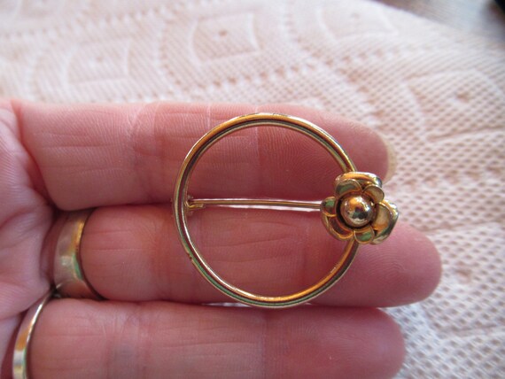 Vintage Circular Flower Pin Simple Gold Tone Brooch P… - Gem