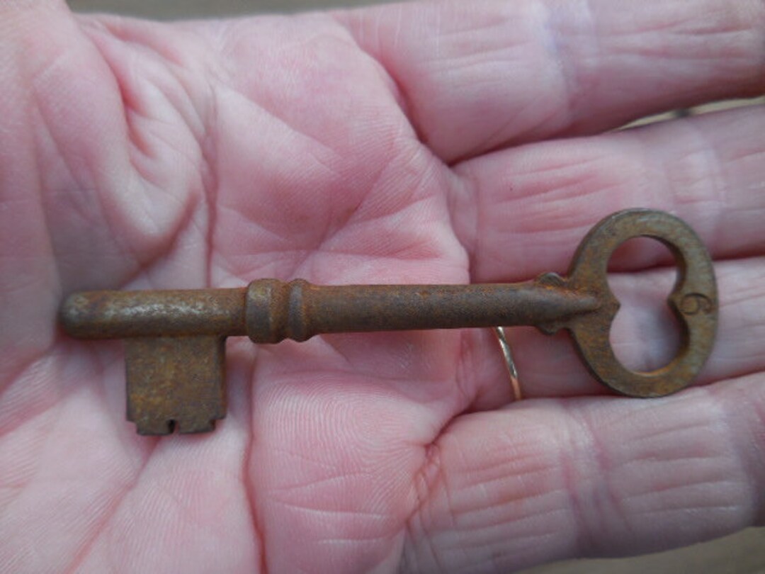 Antique Solid Metal Rusty Skeleton Key No Hole Number on Top 4 ...