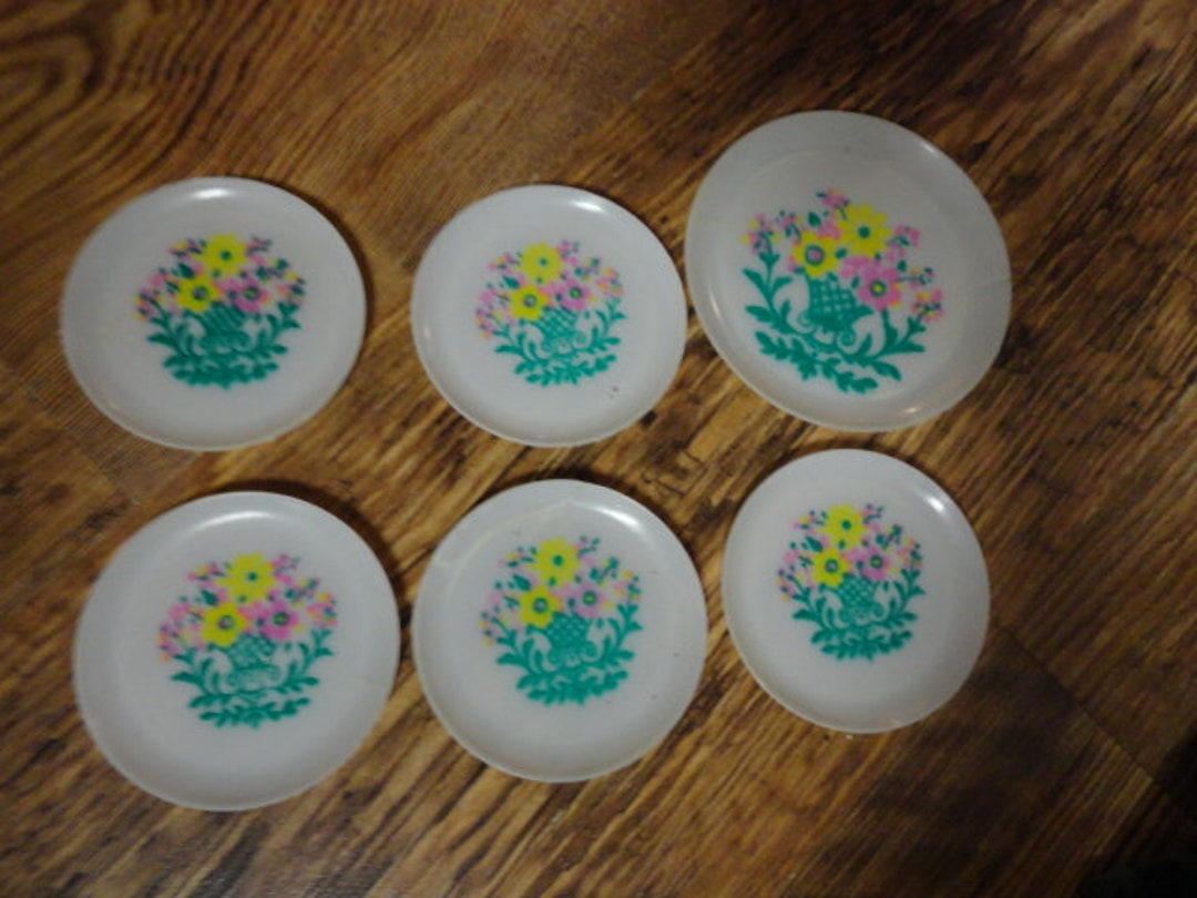 Vintage Plastic Toy Plates Pretend White Saucers Green/pink/yellow Set ...