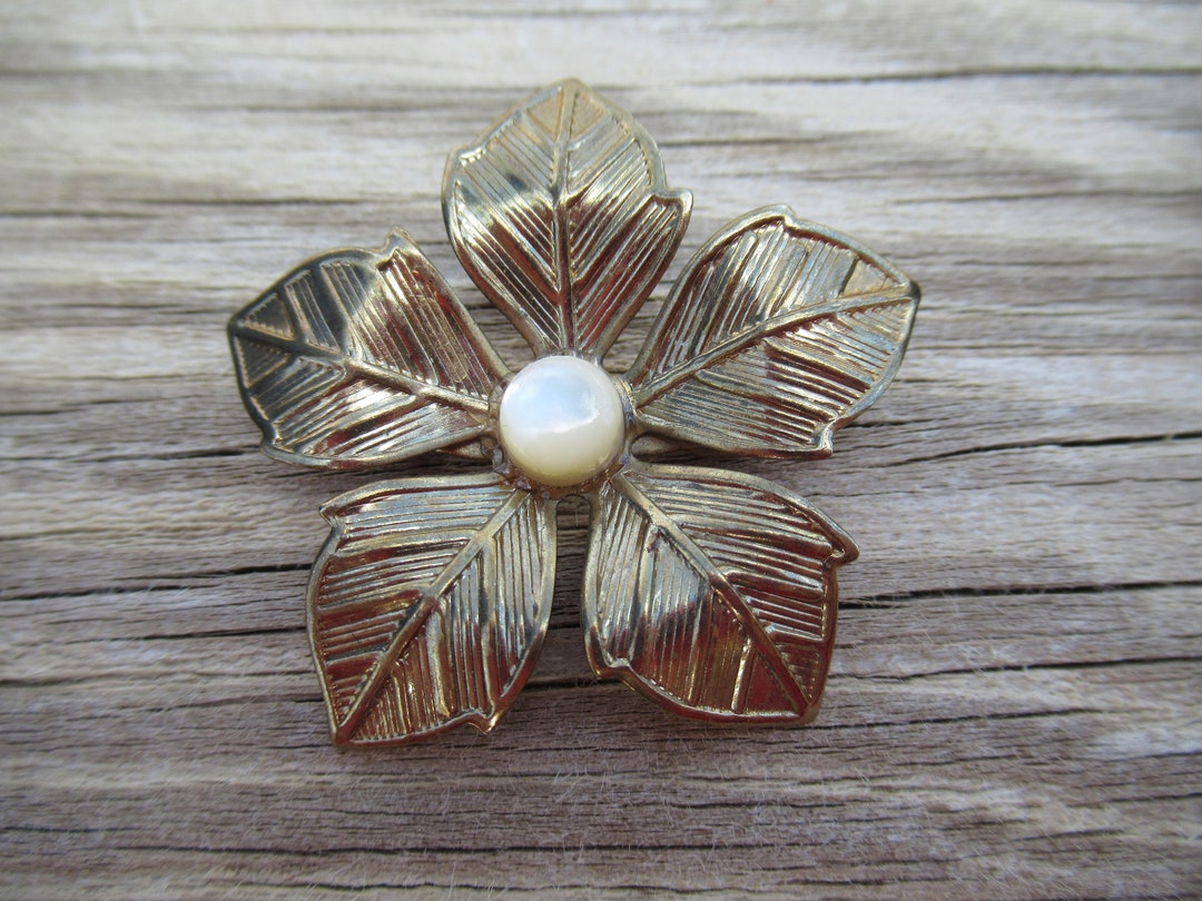 Vintage Large Flower Pin Mother of Pearl Center Brooch 1960s 1970s ...