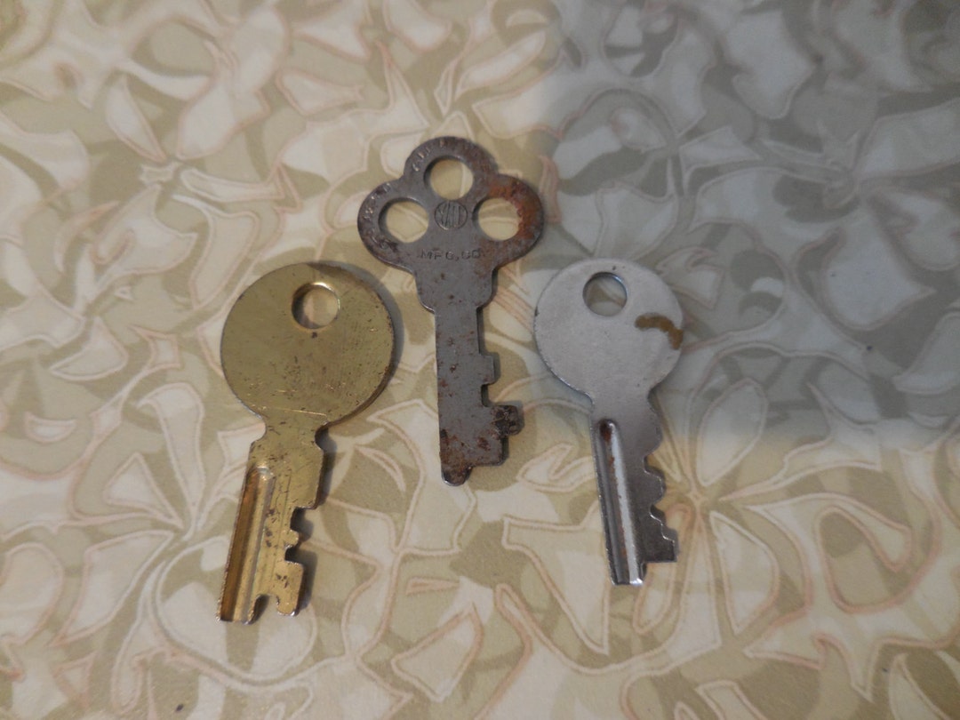 Vintage Gold & Silver Small Tiny Keys Lot of 3 Three for Steampunk ...