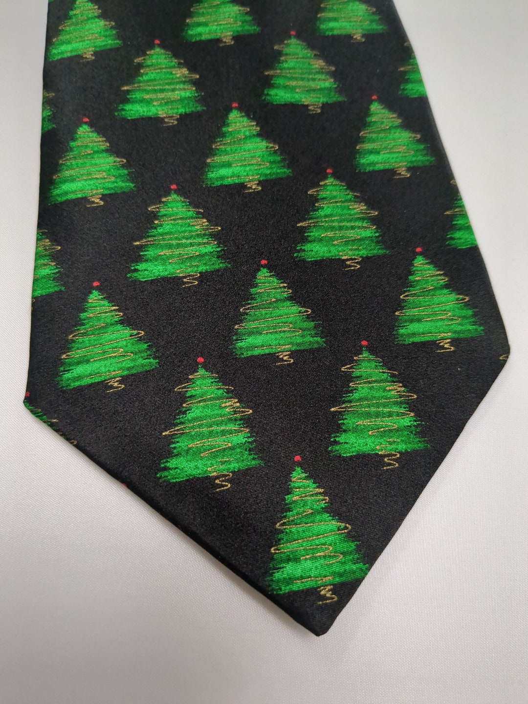 Classic Christmas Tree Pattern Design Men's Necktie Design Perfect for ...