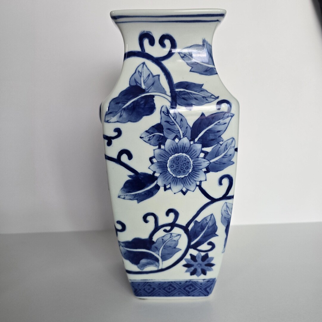 Vintage Bombay Chinese Vase - Blue & White - Etsy