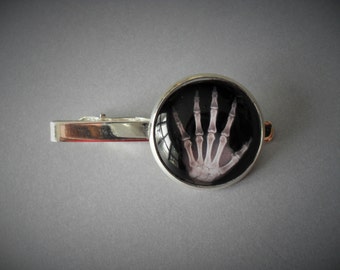 X-RAY KEYCHAIN / Hand or Skull Xray Keychain / Gift for Doctor - Etsy