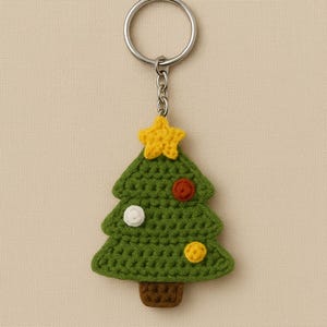 Flat Christmas Tree Amigurumi Keychain – Full Crochet Pattern (beginner ...