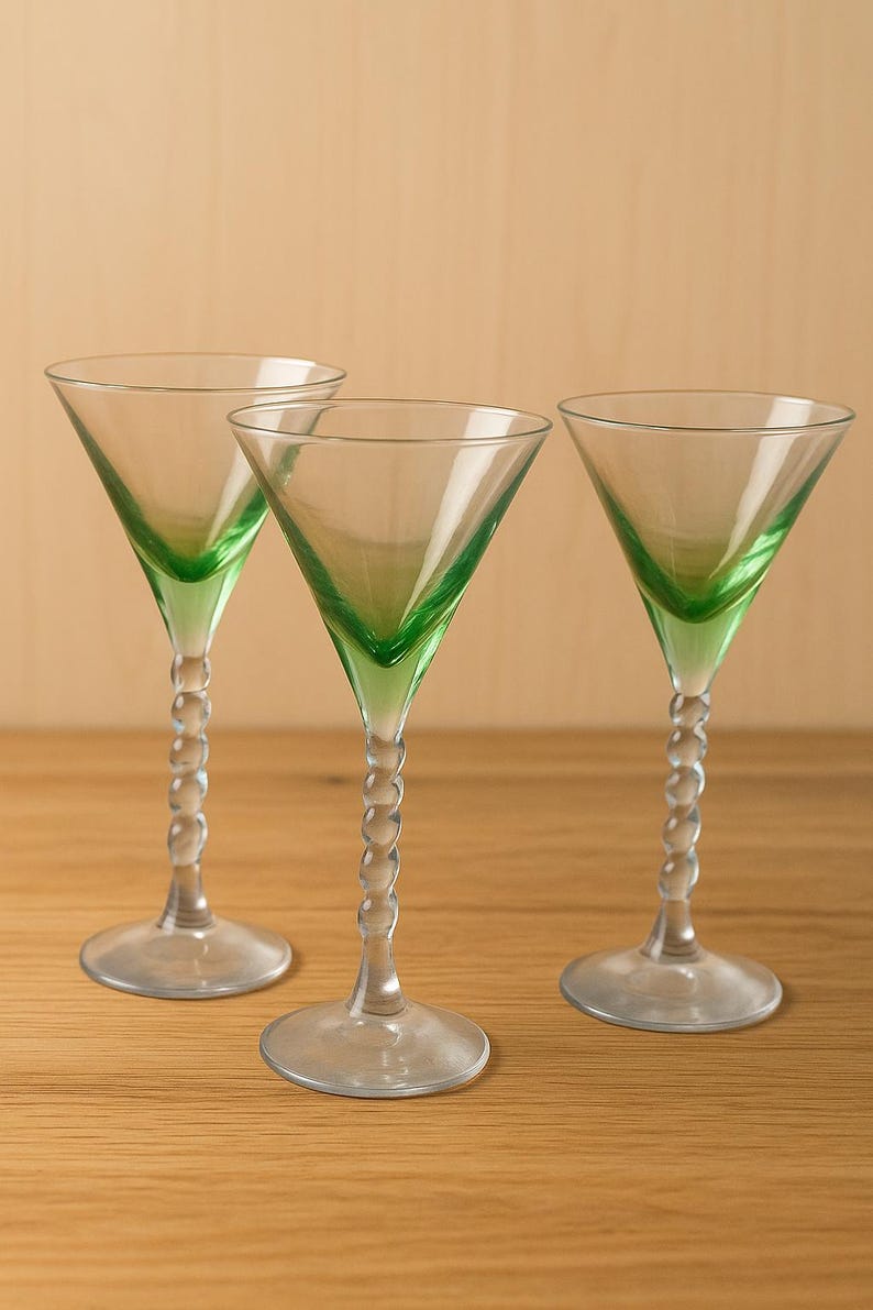 Copa de cóctel vintage verde ombré: copa de tallo retorcido y soplado a ...