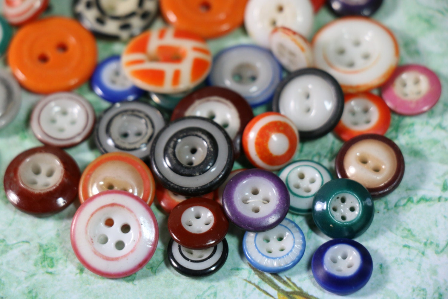 5 Vintage Ceramic Buttons - Etsy