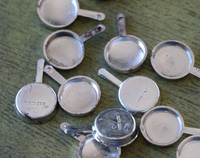 1 Vintage Gumball Machine Frying Pan Charm - Etsy